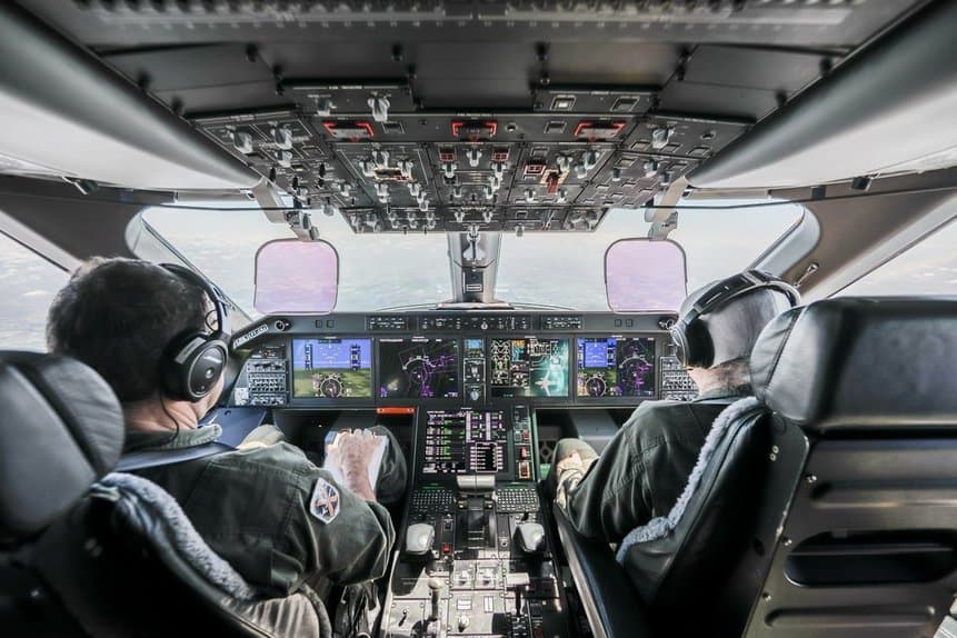 Autoridades brasileiras visitam exposição da Embraer em Paris - Aeroflap
