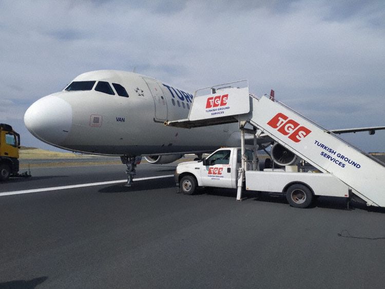 Turkish Airbus A321 loses front landing gear wheels during landing ...