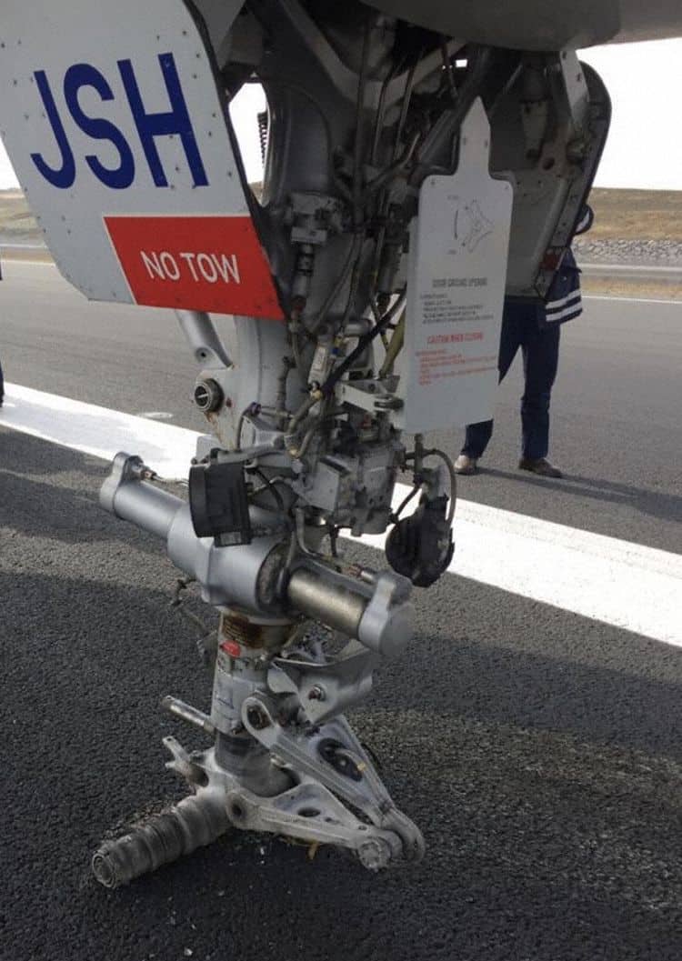 Turkish Airbus A321 loses front landing gear wheels during landing ...