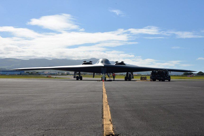 Bombardeiros B-2 Spirit da USAF fazem escala em Açores antes de seguir ...