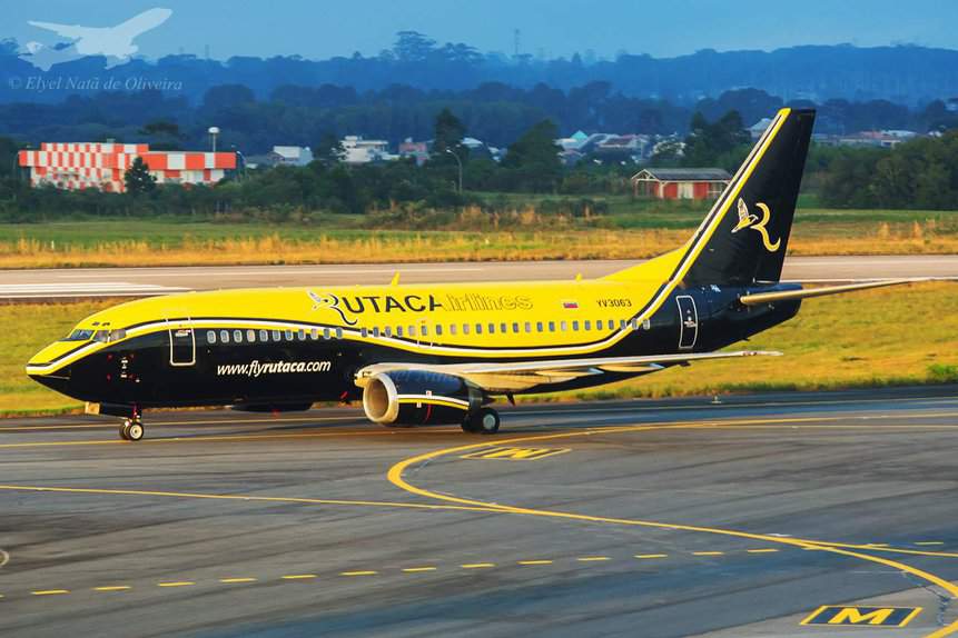 Belíssimo Boeing 737 realiza operação em Curitiba