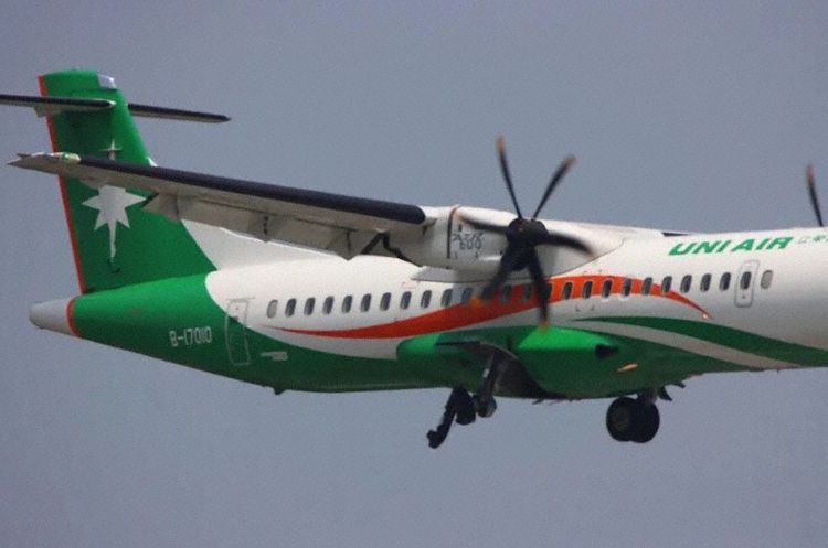 Video shows ATR landing in Taipei (Taiwan) with problems with two tires ...