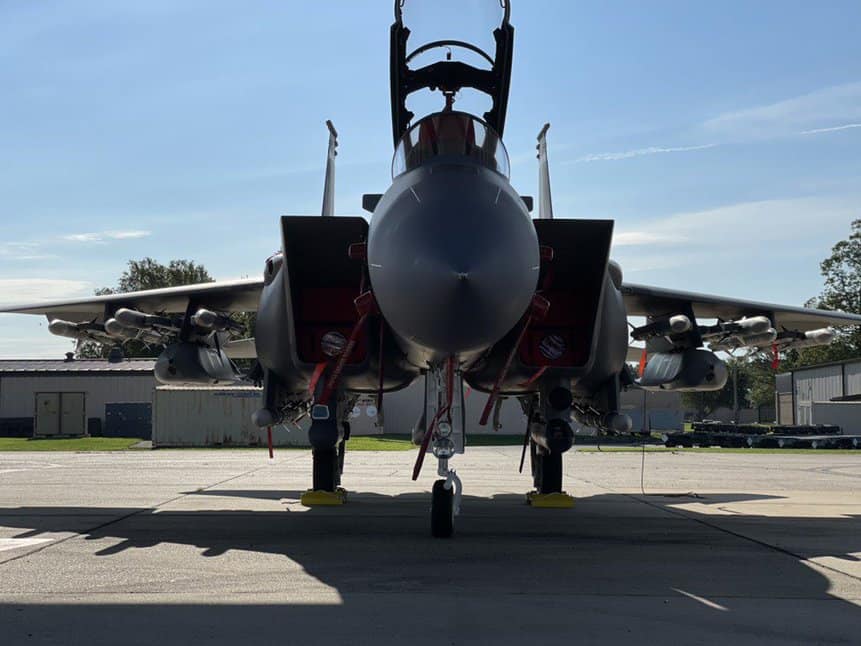 Imagens: F-15EX com 12 mísseis AMRAAM e três mísseis de cruzeiro JASSM