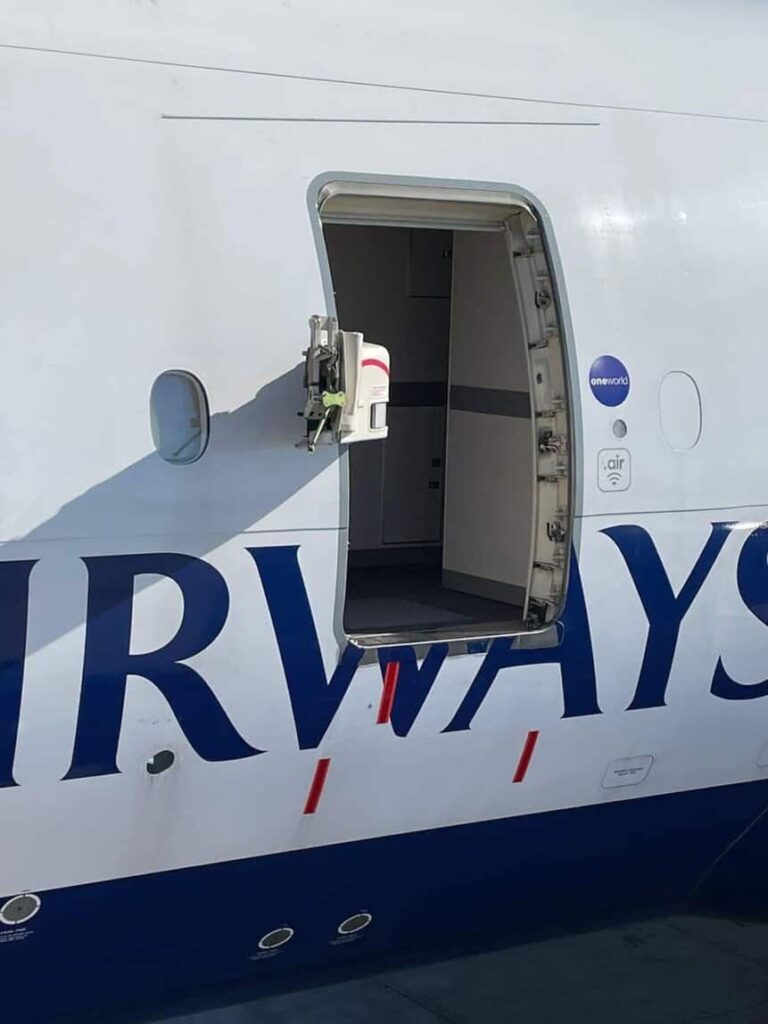 British Airways Boeing 777 has its door ripped off in Cape Town - Aeroflap