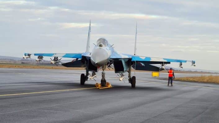 Su-27 da Ucrânia que pousou na Romênia no primeiro dia de combate é ...