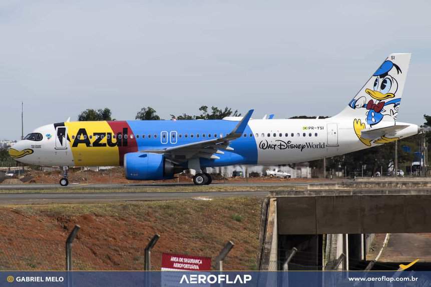 Disney's Magic Fleet: 'Daisy' themed Airbus A320neo seen with full ...