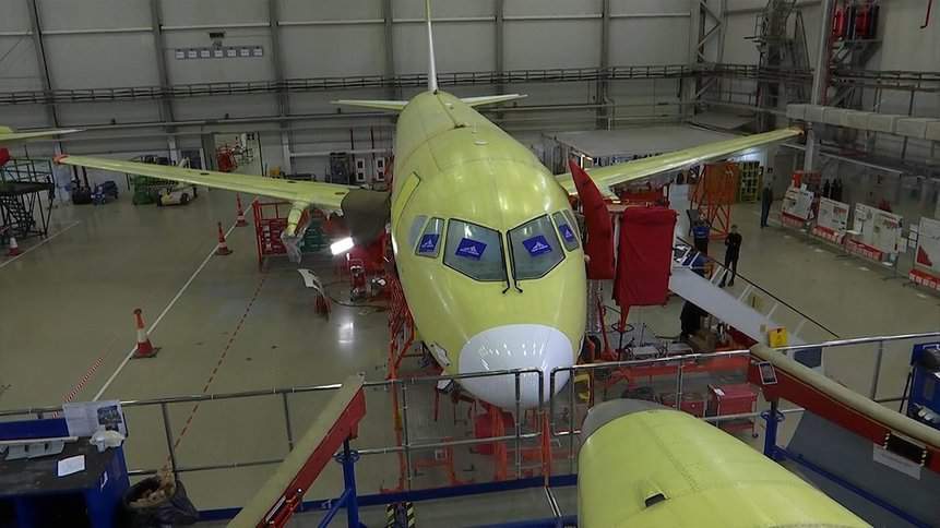 Rússia mostra os primeiros Sukhoi SuperJet New produzidos em série
