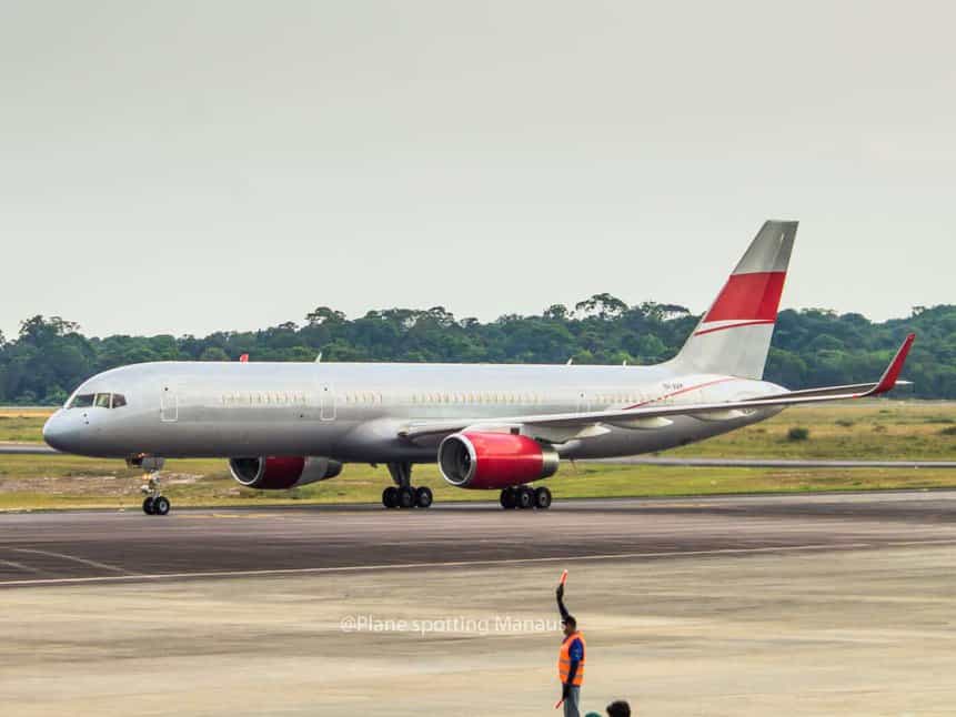 On a new tour, Guns N' Roses arrives in Brazil aboard the Jet Magic ...