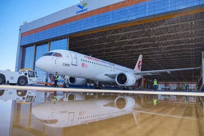 Rival direto do A320 e do 737, COMAC entrega o primeiro C919 para ...