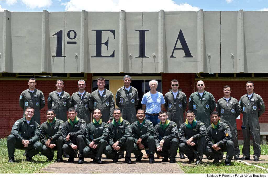 FAB: AFA conclui término do Estágio Básico no T-27 Tucano modernizado ...