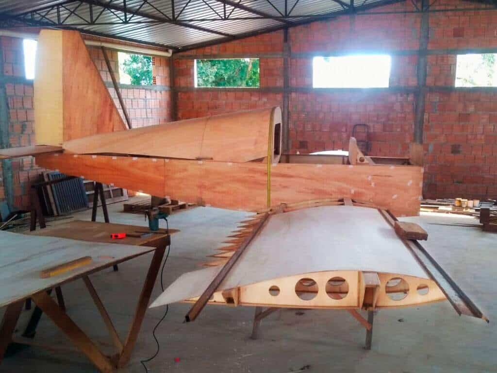 Aposentado apaixonado pela aviação está construindo o seu próprio avião