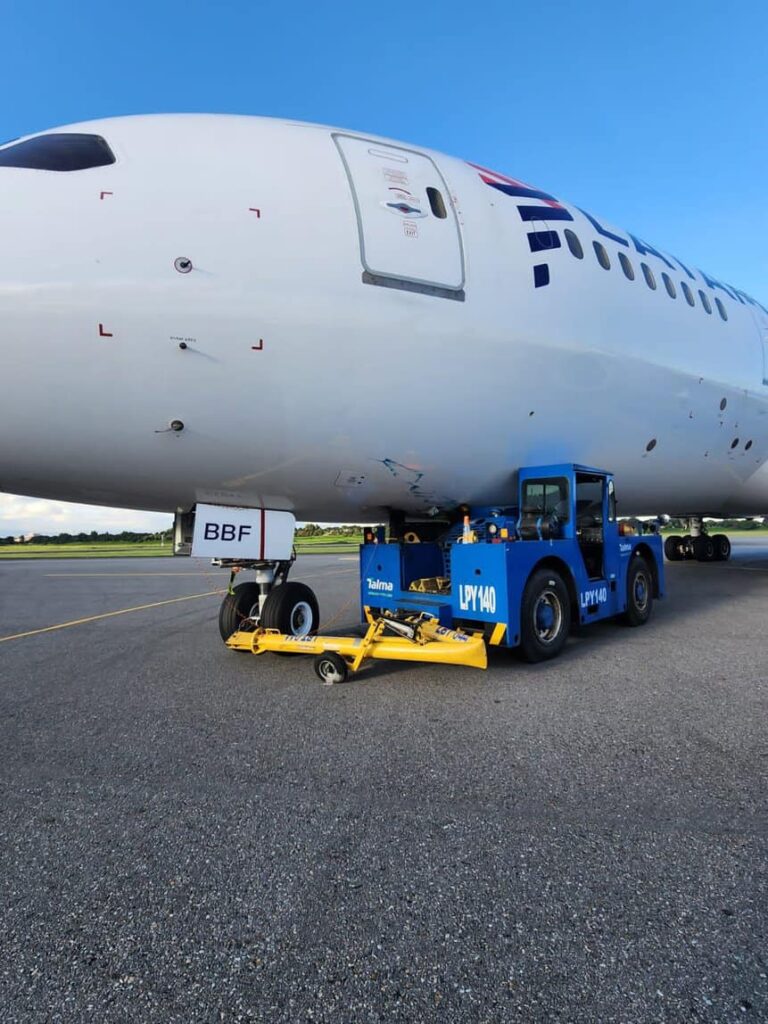 Barra de pushback quebra e caminhão acaba embaixo de um Boeing 787 da LATAM