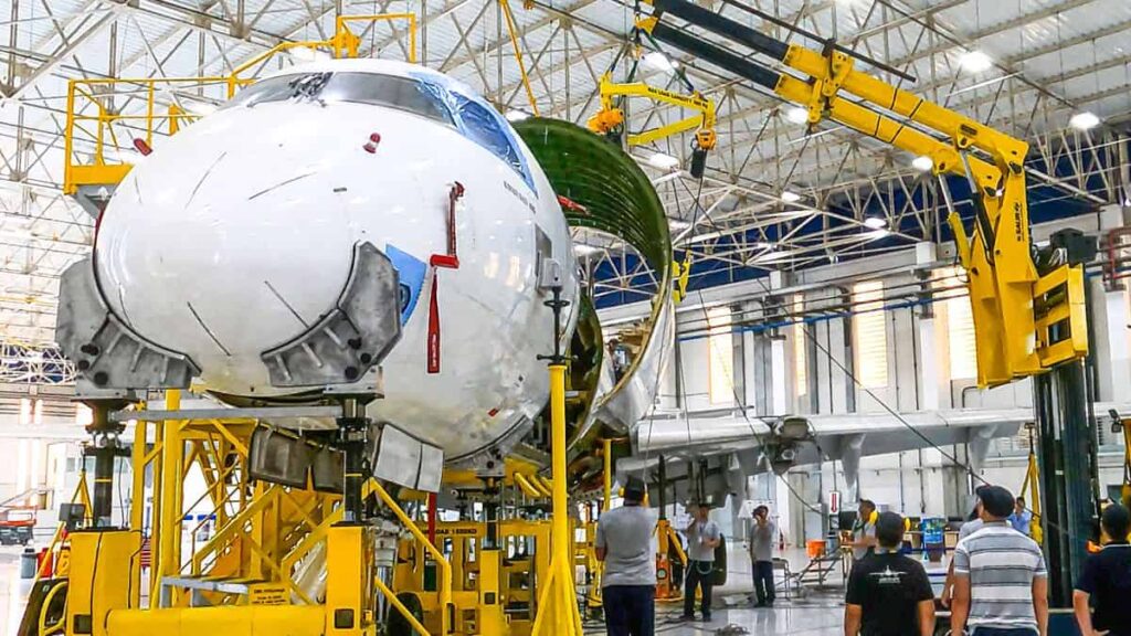 Embraer instala a porta de cargas na primeira fuselagem convertida do ...