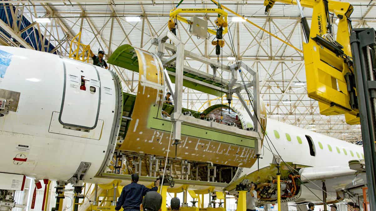 Embraer instala a porta de cargas na primeira fuselagem convertida do ...