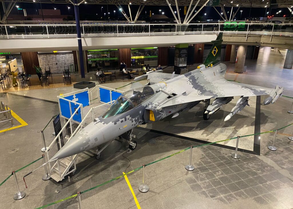 FAB disponibiliza a oportunidade de conhecer o cockpit do caça F-39 ...