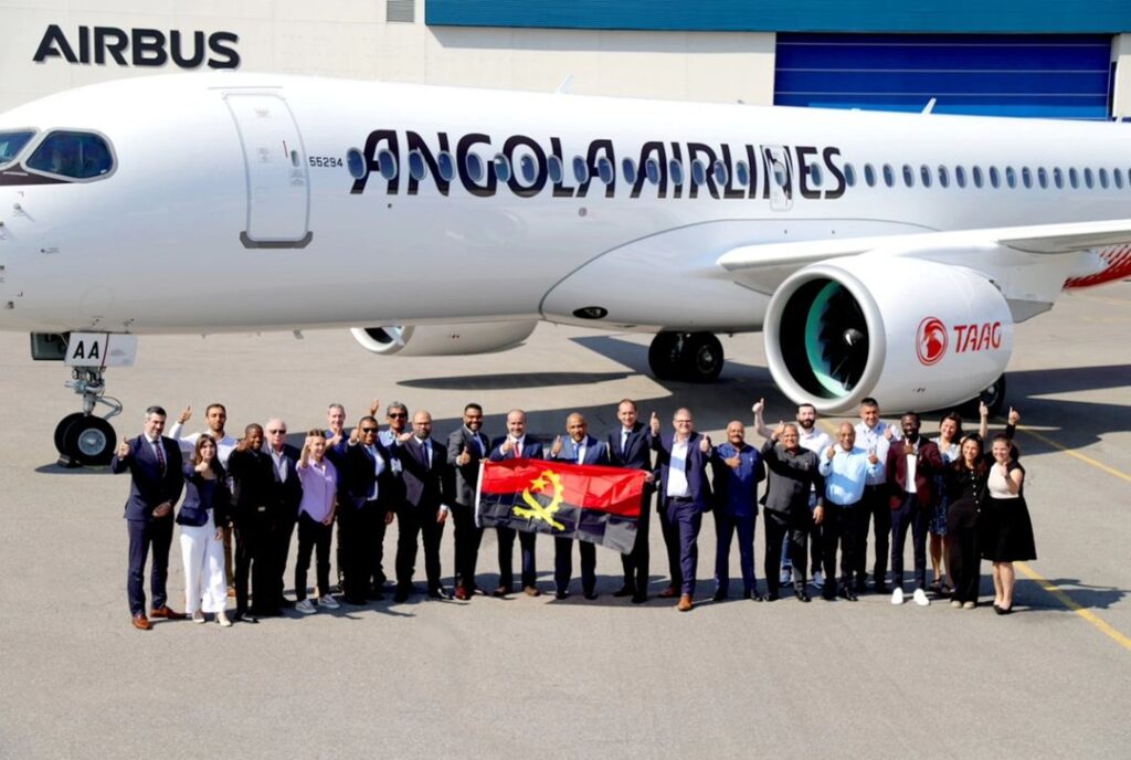 Airbus apresenta o primeiro A220 da TAAG com nova identidade visual ...