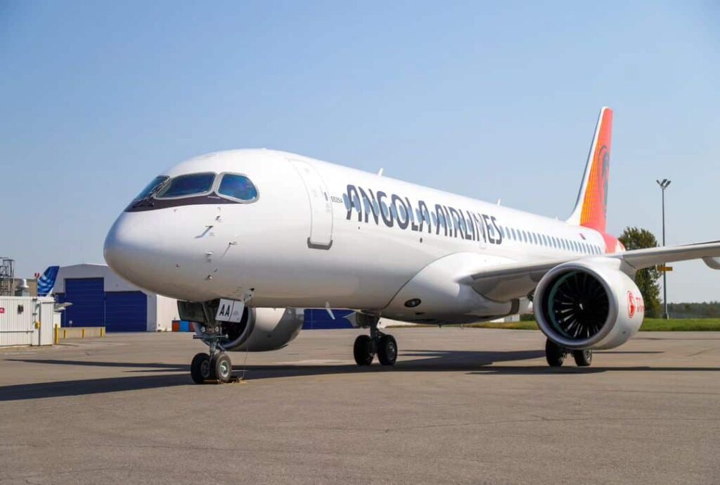 Airbus apresenta o primeiro A220 da TAAG com nova identidade visual ...