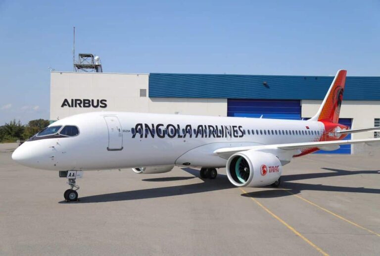 Airbus apresenta o primeiro A220 da TAAG com nova identidade visual ...