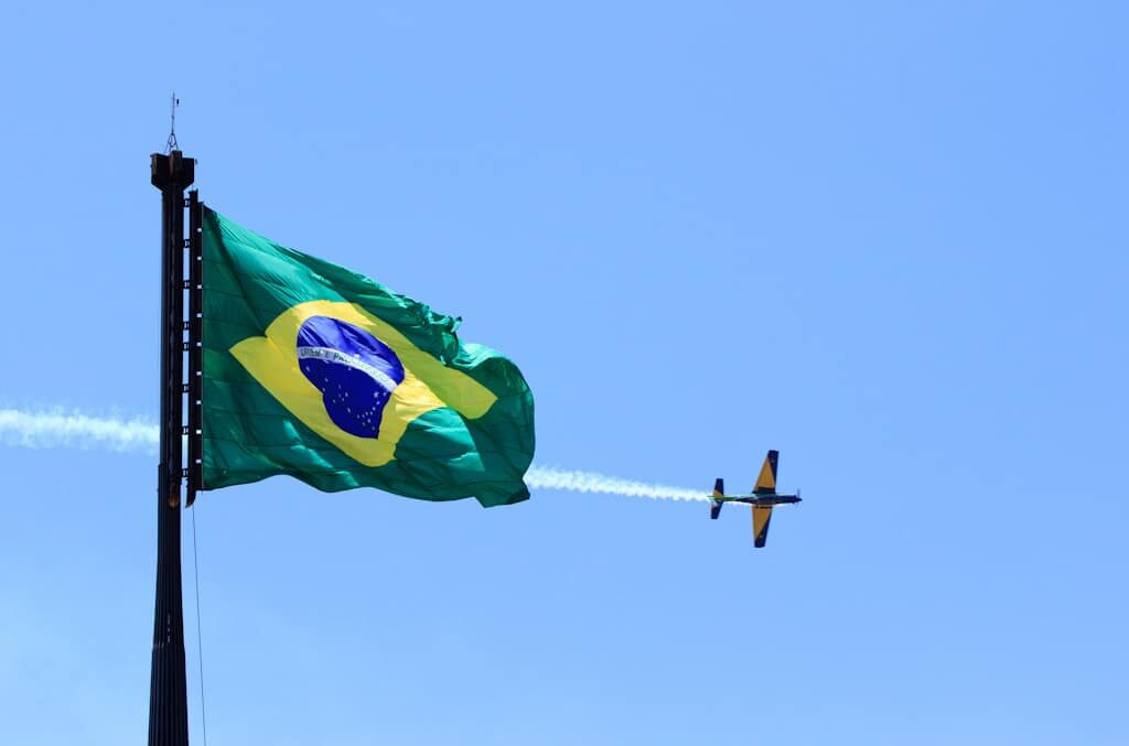 Com a Esquadrilha da Fumaça, FAB fará a troca da Bandeira Nacional em ...