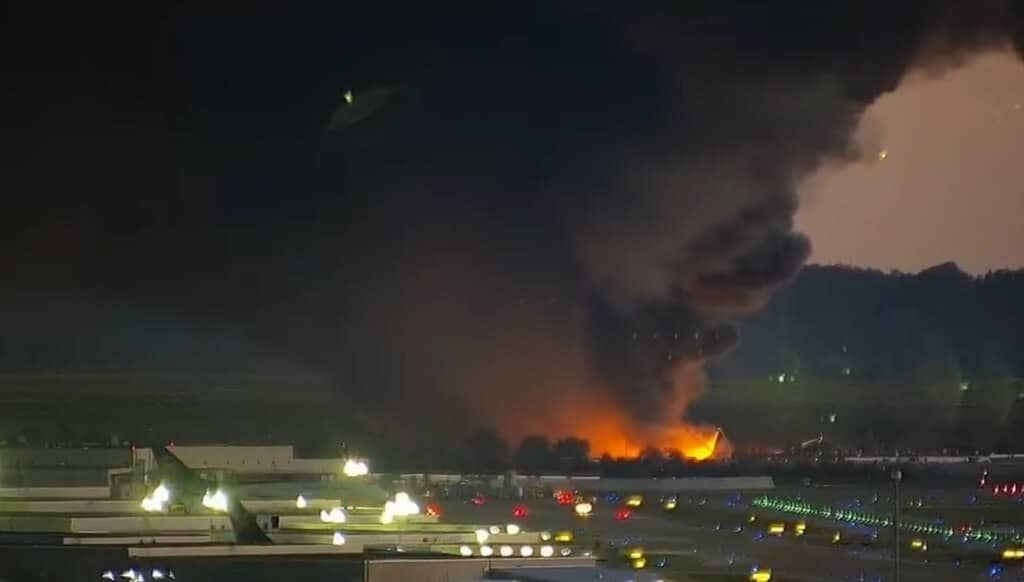 Un avión de carga MD-11 de UPS se sale de la pista durante el despegue ...