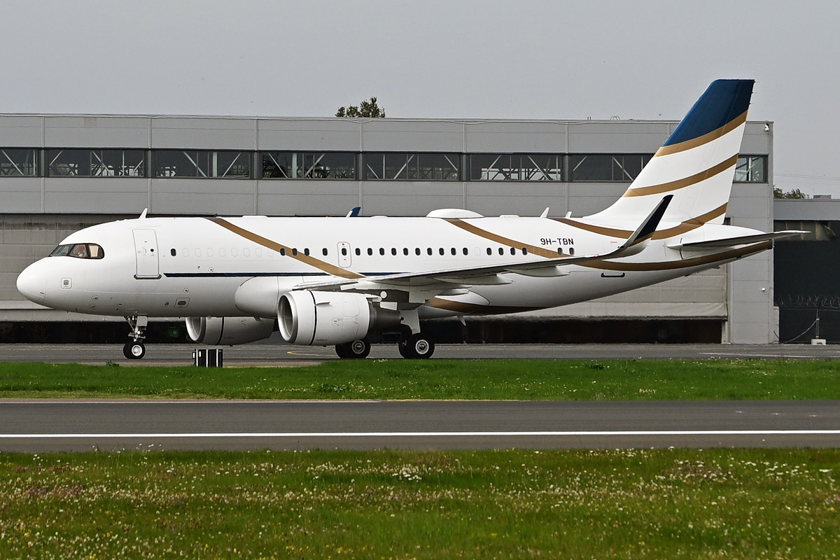 Poucos passageiros, muito espaço: A319 VIP da Comlux passará por ...