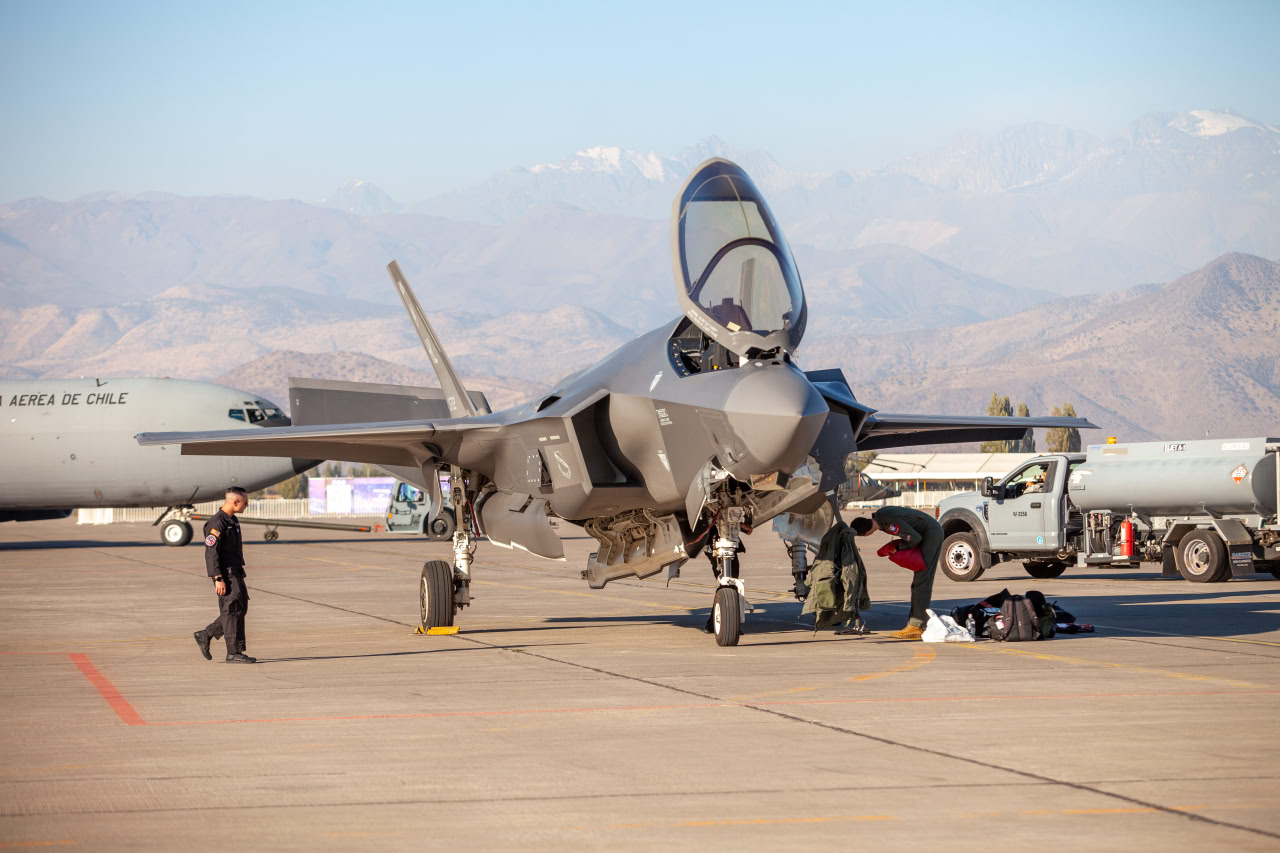 F-35 Lightning II anländer till FIDAE 2026 för flyguppvisning i Chile