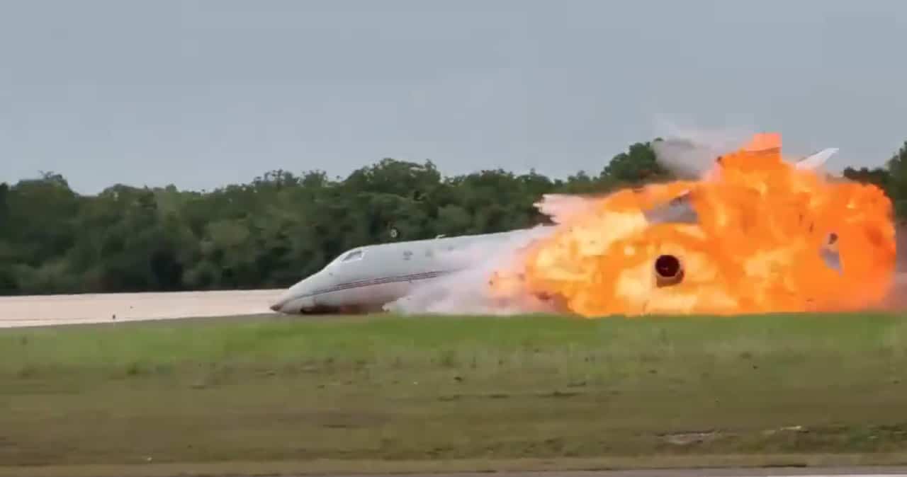Un jet privato esce di pista e prende fuoco dopo un atterraggio di ...
